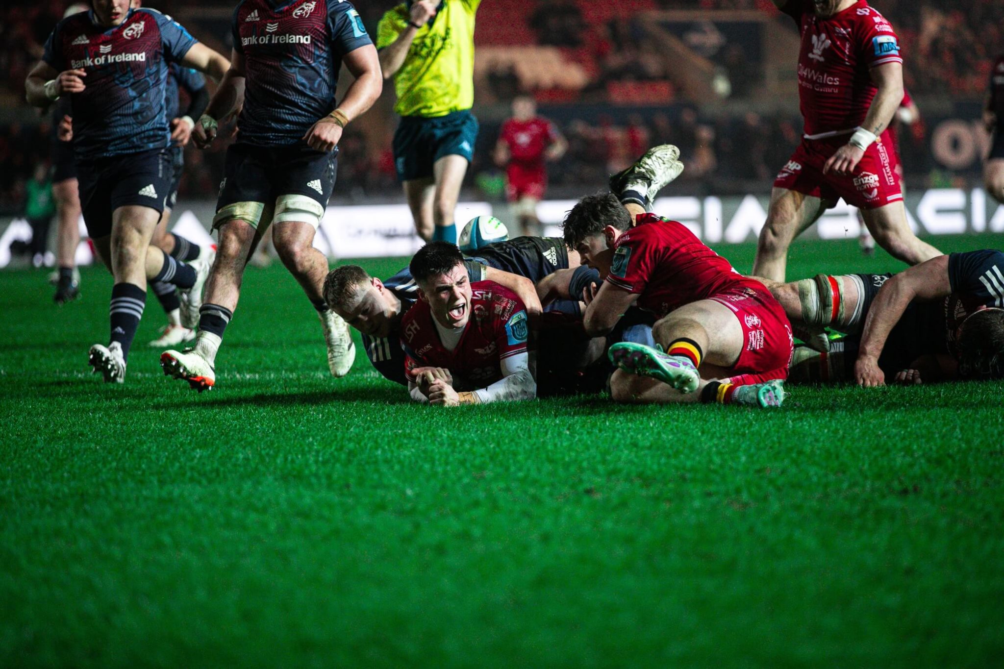 Munster finish strongly to claim victory at Parc y Scarlets - Scarlets ...