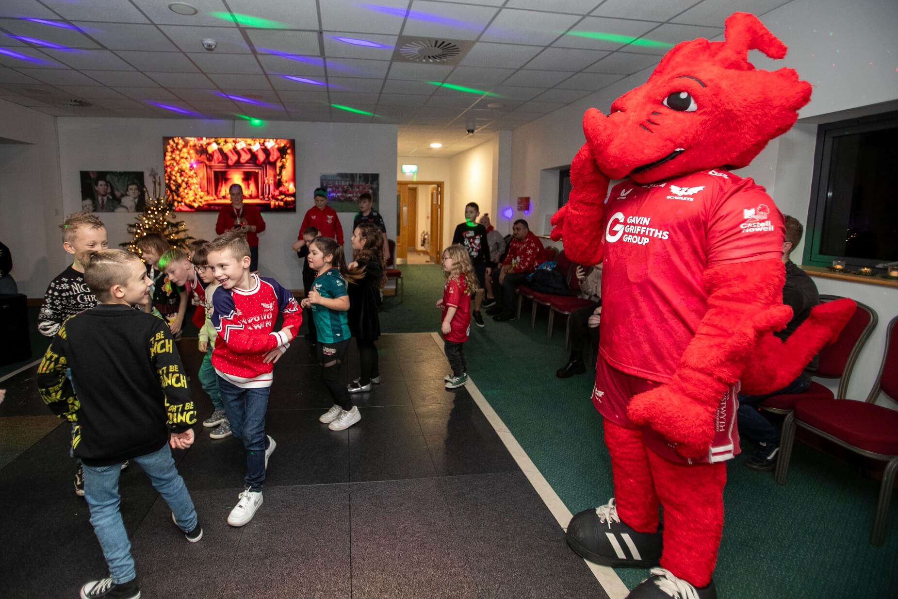 Festive fun at Clwb Cochyn Christmas party - Scarlets Rugby