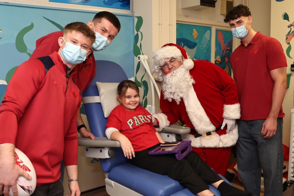 Scarlets players spread festive cheer at Glangwili - Scarlets Rugby