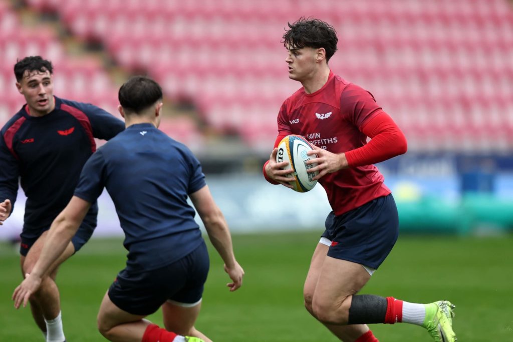 Eddie James to make 50th appearance as Scarlets show four changes ...